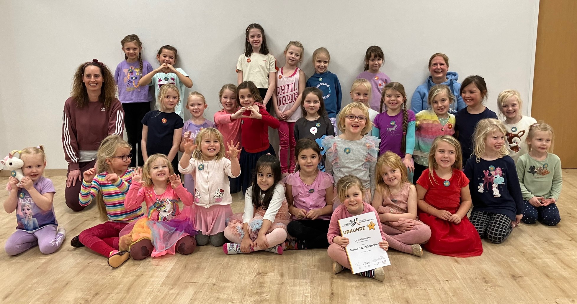Strahlende ausgezeichnete Tänzerinnen – Abnahme des „Kleinen und Großen ...